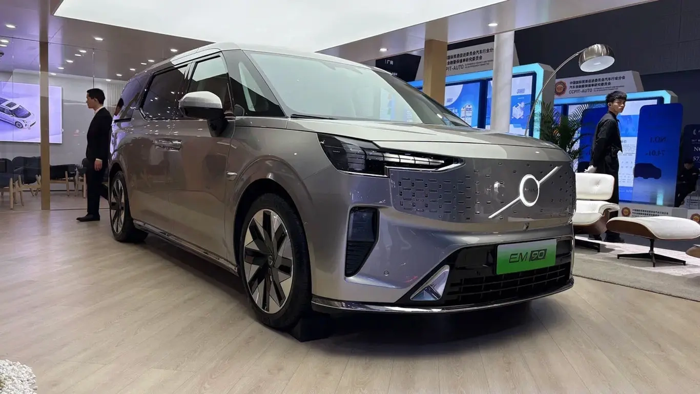 ボルボ EM90詳報：Zeekr 009ベースの高級EVミニバン、その北欧流進化と航続738kmの実力